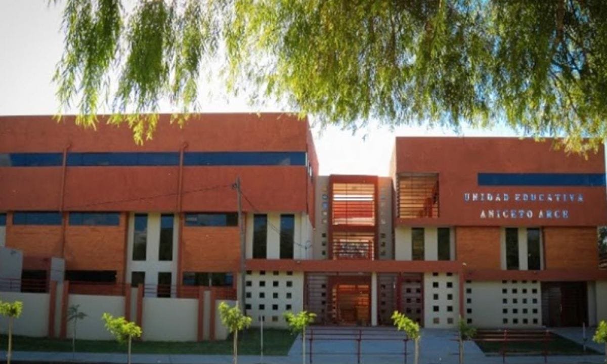 Padres de Familia de la Unidad Educativa Aniceto Arce en demanda del mantenimiento de la ...